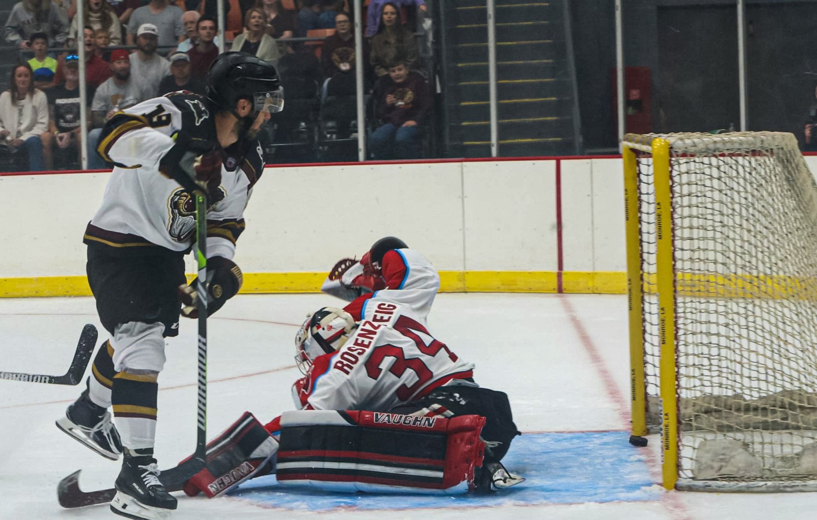ROCK LOBSTERS STUN MONROE LATE, WIN 3-2 - Monroe Moccasins